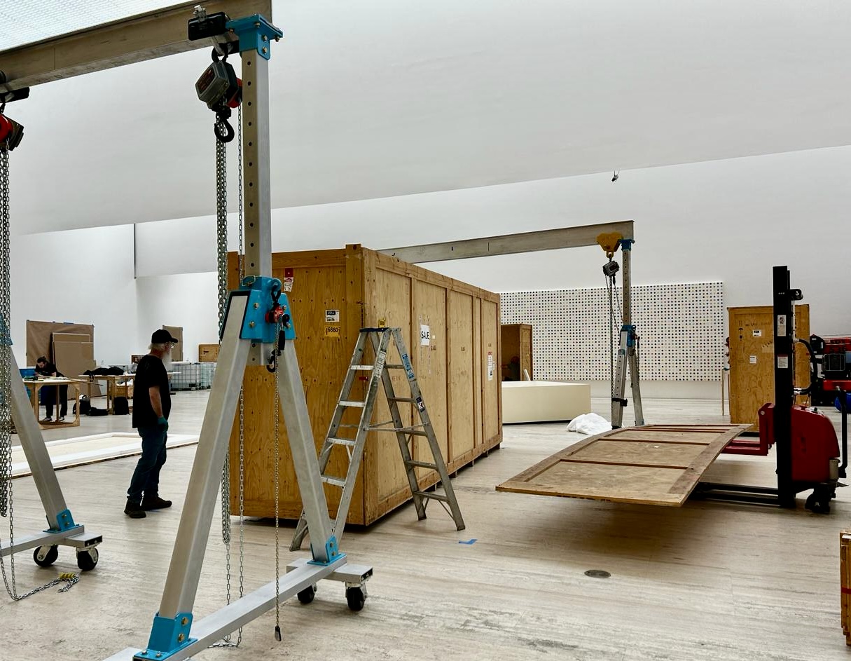 Todo lo que siempre quisiste saber sobre el montaje de la exposición Damien Hirst: Vivir para ...